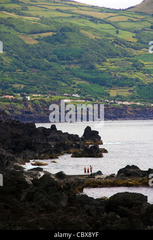 Children play in rock pools on Cornish Beach Stock Photo: 49617632 - Alamy