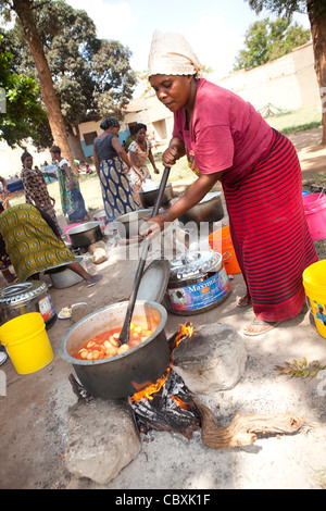 traditional african cooking pots and pans Stock Photo - Alamy