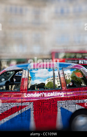 A London taxi with a Union Jack flag on the front grill Stock Photo - Alamy