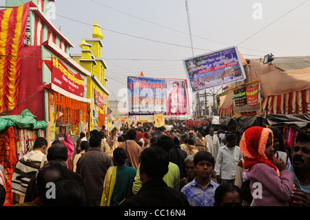 Kenduli, Joydev, West Bengal, India. 15th January 2014. People buy things at the Joydev Kenduli ...