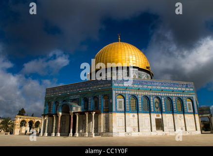 The beautiful Dome of the Rock on top of the Temple Mount in Jerusalem ...
