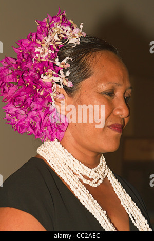 Hawaiian woman singer at feast of traditional Hawaiian foods on Molokai ...