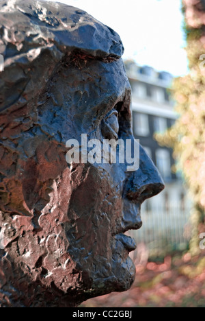 Virginia Woolf Statue in Tavistock Square in Bloomsbury in London Stock ...
