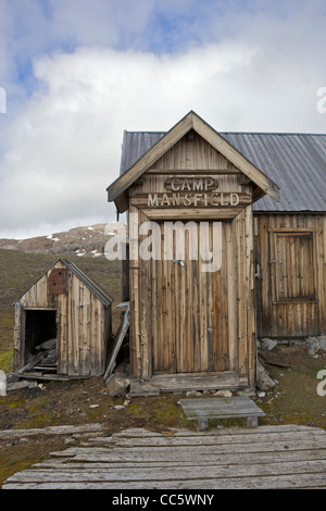 Old wooden trapper's hut, Camp Mansfield, Blomstrandhalvoya ...