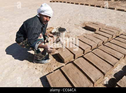 Worker making brick wall at a new building construction site Stock ...