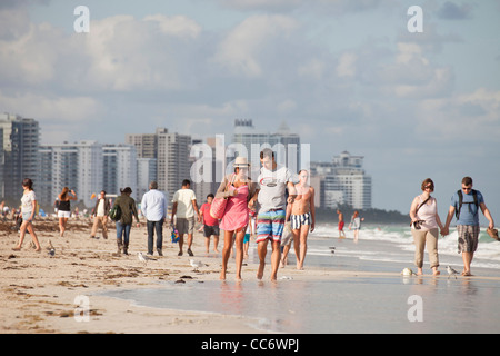 People walking to the Miami beach, South beach Stock Photo: 33953766 ...