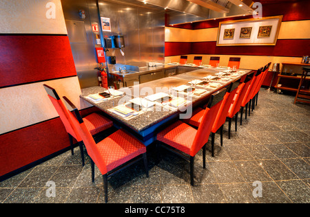 Empty restaurant dining room Stock Photo - Alamy