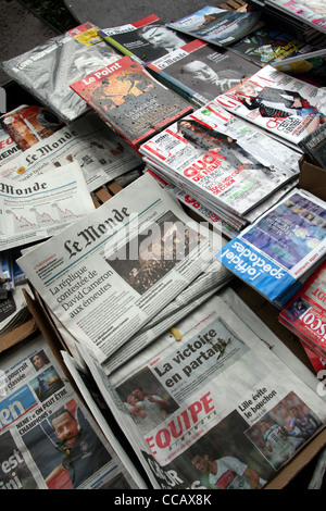 French national newspapers Le Monde & Le Figaro, France Stock Photo - Alamy