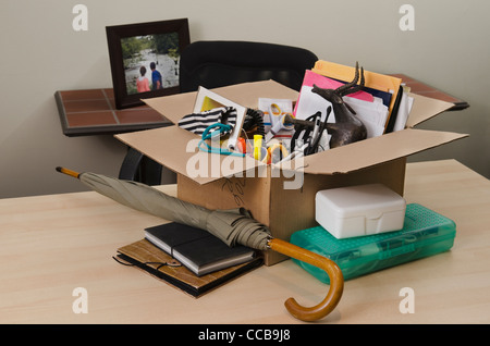 Personal property in carton on office desk Stock Photo - Alamy