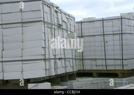 Scattered bricks on a building site Stock Photo - Alamy