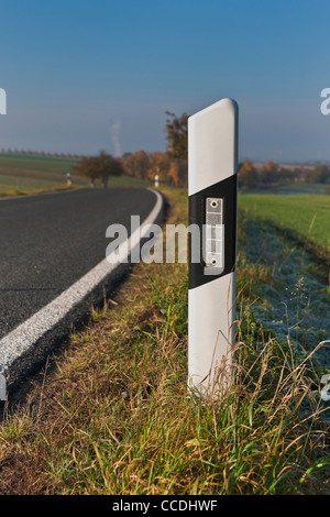 Detailansicht eines Leitpfosten rechts auf einer Landstraße | Detail ...