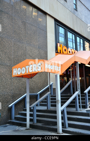 Hooters restaurant, New York, USA Stock Photo - Alamy