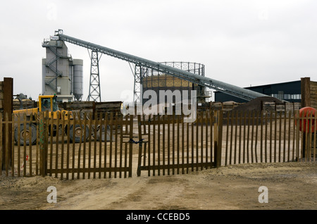 Stema Shipping suppliers of aggregates - Thames Path , Greenwich ...