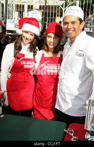 Jennifer Love Hewitt, Alyssa Milano Celebrities volunteer on Christmas ...