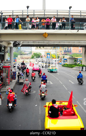 Motorcade carry Red Shirts drive through streets of Bangkok to roust ...