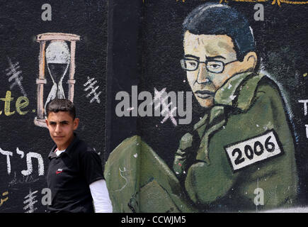 Apr 21, 2010 - Gaza City, Gaza Strip - Palestinians sit in front of a ...