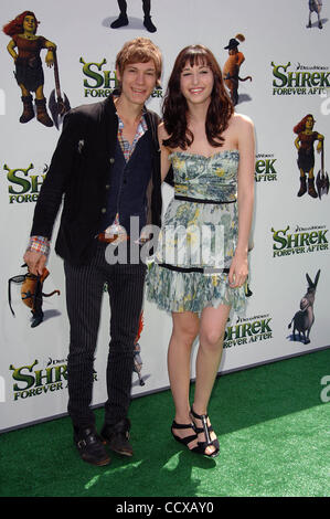 Landon Pigg and Lucy Schwartz 'Shrek Forever After' Los Angeles ...