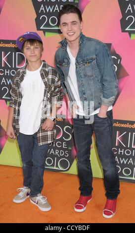 Jesse McCartney and his brother Tim Nickelodeon's 22nd Annual Kids ...