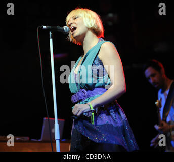 Sia performs at Coachella Music Festival 2008 - Day 3 Indio, California ...