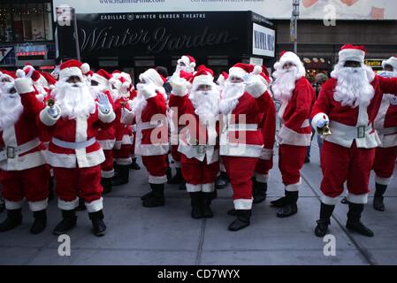 Nov. 26, 2004 - New York, New York, U.S. - K40564RM.VOLUNTEERS OF ...