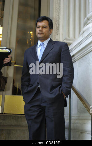 Elizabeth Libet Johnson exiting court. Johnson & Johnson heiress ...