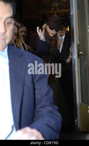 Elizabeth Libet Johnson exiting court. Johnson & Johnson heiress ...