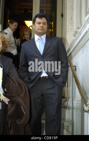 Elizabeth Libet Johnson exiting court. Johnson & Johnson heiress ...