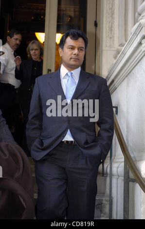 Elizabeth Libet Johnson exiting court. Johnson & Johnson heiress ...