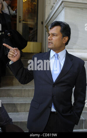 Elizabeth Libet Johnson exiting court. Johnson & Johnson heiress ...