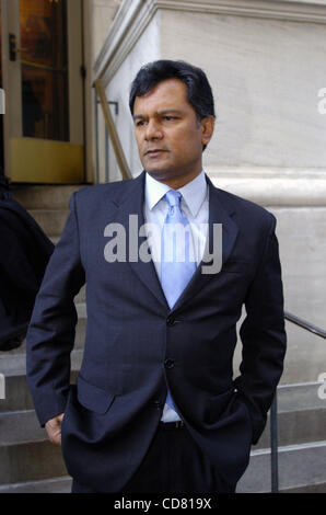 Elizabeth Libet Johnson exiting court. Johnson & Johnson heiress ...