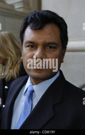 Elizabeth Libet Johnson exiting court. Johnson & Johnson heiress ...