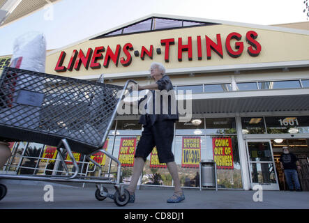 Shoe Pavilion store at Empire Shopping Center in Burbank. Linens 'n ...