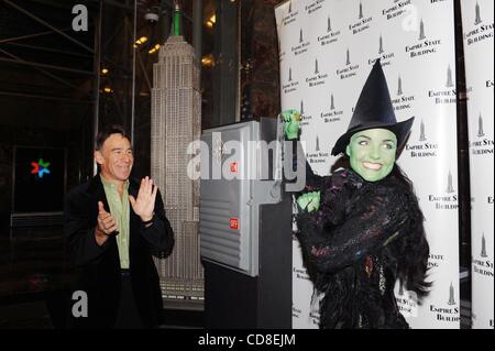 Oct 27, 2008 - Manhattan, New York, USA - DIGNA and VICTOR CARPIO with ...
