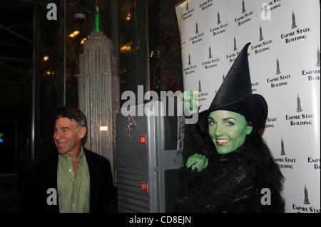 Oct 27, 2008 - Manhattan, New York, USA - DIGNA and VICTOR CARPIO with ...