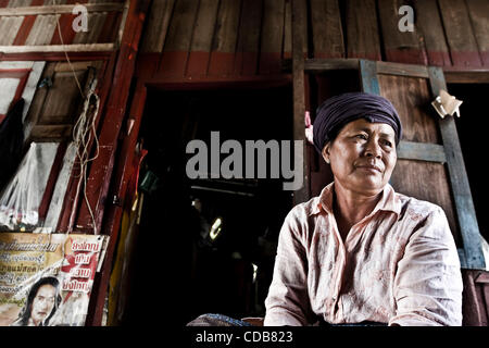 Burmese slum in downtown of Mae Sot Stock Photo - Alamy