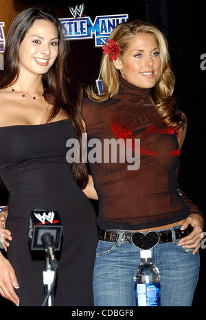 TANYA BALLINGER KITANA BAKER (MILLER LITE CATFIGHT GIRLS).K29656AR ...