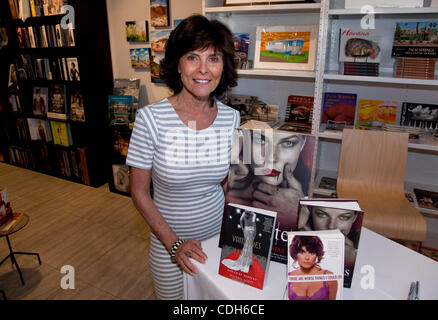 Jan. 29, 2011 - Palm Springs, California, USA - ADRIENNE BARBEAU chats ...