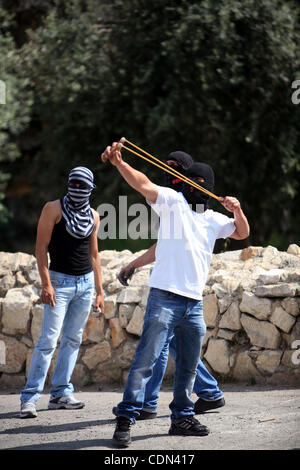 Palestinian youths hurl stones toward Israeli soldiers during clashes ...