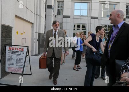 Defense attorney Cheney Mason, left, and lead defense attorney Jose ...