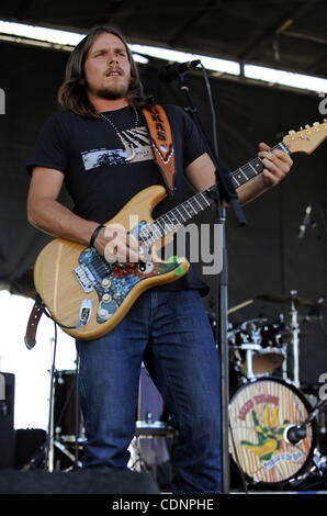 Lukas Nelson, Willie nelsons son, playing guitar with his teeth at Farm ...