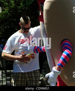 Patrick Bertoletti Nathan's famous 'Fourth of July International Hot ...
