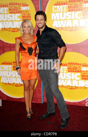 Luke Bryan arrives at the 2011 CMT Music Awards in Nashville, Tenn. on ...