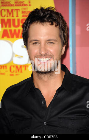 Luke Bryan arrives at the 2011 CMT Music Awards in Nashville, Tenn. on ...