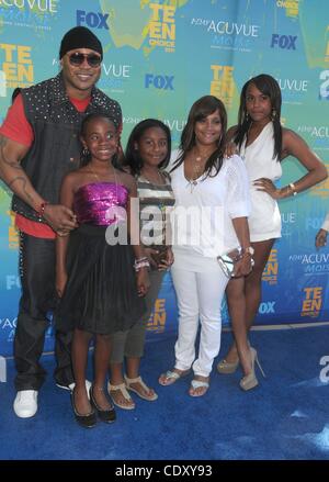 LL Cool J with his family at the 2011 Teen Choice Awards held at the ...