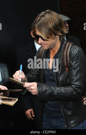 Keith Urban signs autographs for waiting fans as he leaves the 'Good ...