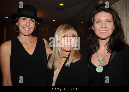 Nancy Sinatra poses with her daughters A.J. Lambert and Amanda Erlinger ...