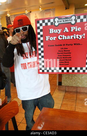 Lil Jon The cast of 'The Celebrity Apprentice' sell pizza for charity ...