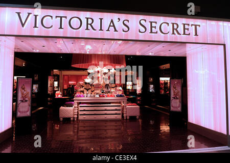 Atmosphere grand opening of Victoria's Secret new store in the Toronto ...