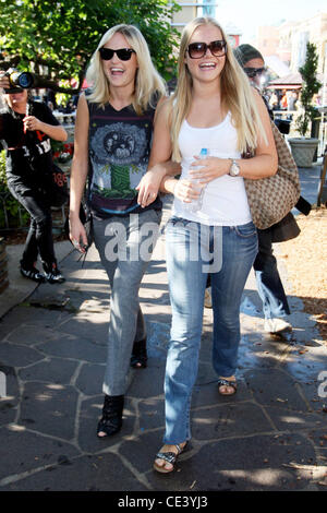 Malin Akerman and her sister Jennifer Akerman stroll arm-in-arm through ...