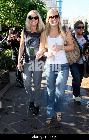 Malin Akerman and her sister Jennifer Akerman stroll arm-in-arm through ...